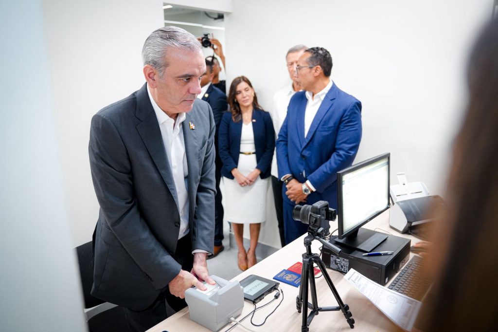 República Dominicana entrega primer pasaporte electrónico con ...